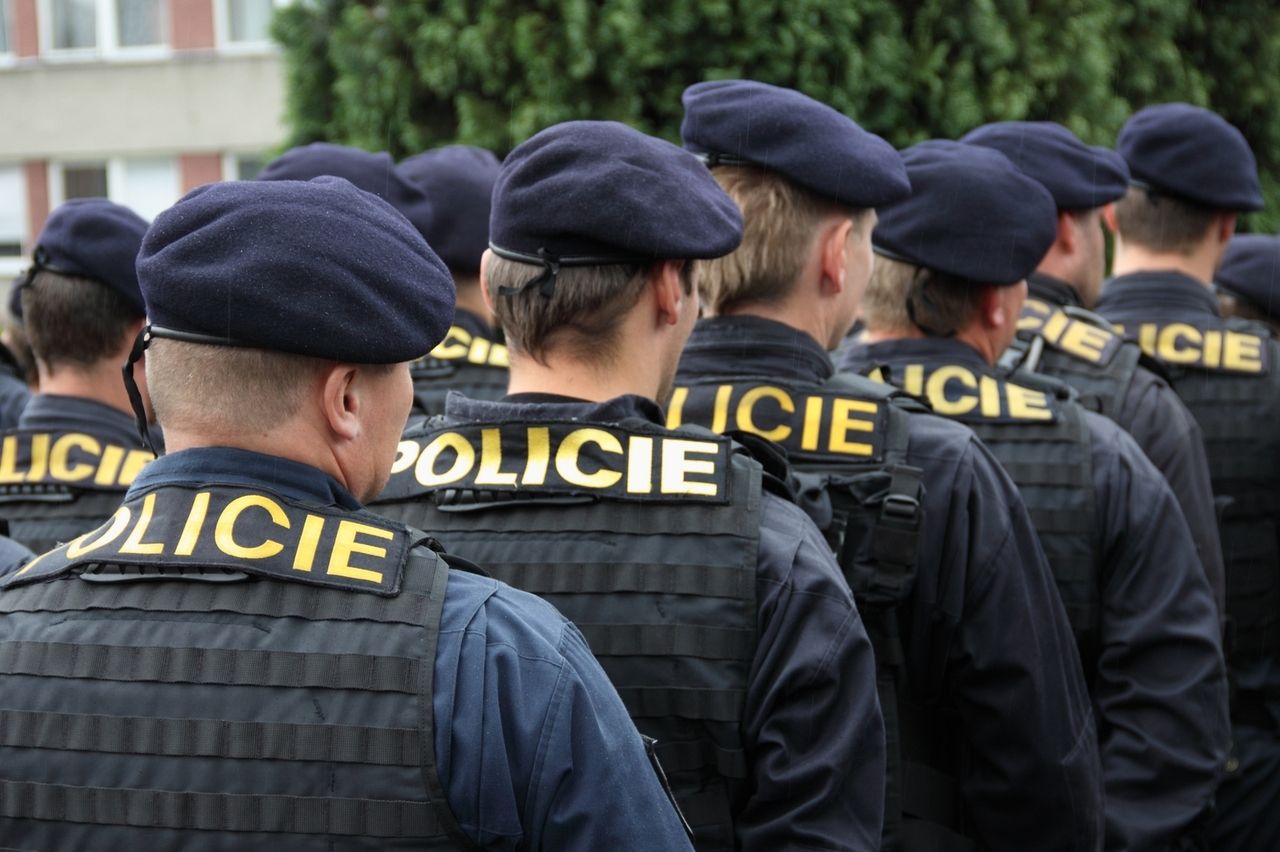 Bývalí policisté, kteří teď slouží státu, se o výsluhy bát nemusí - Novinky