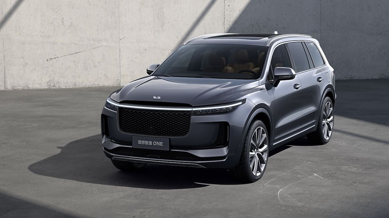 Zajímavé čínské SUV má hybridní pohon a čtyři obrazovky v přístrojovce ...