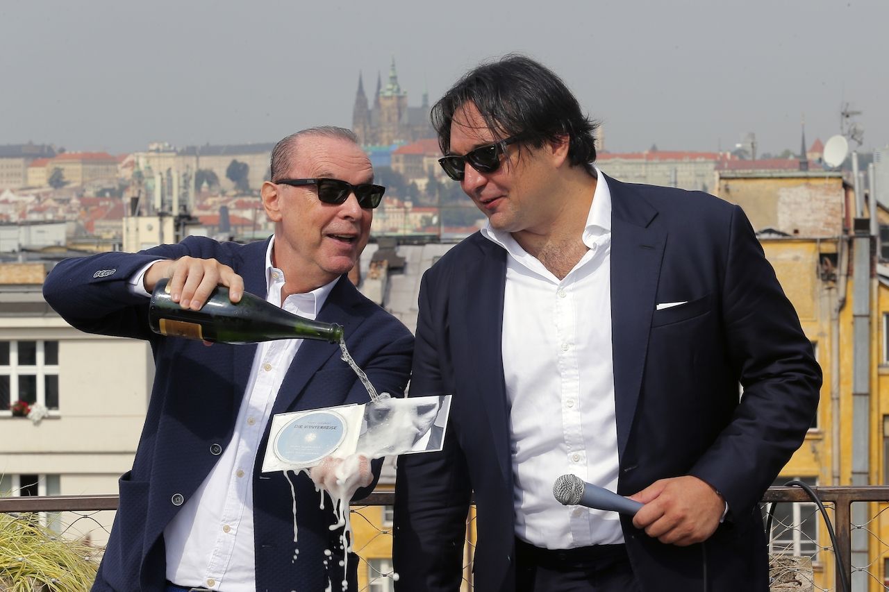 Adam Plachetka zpíval pro lidi ve vanách. Pokřtil i nové album - Novinky