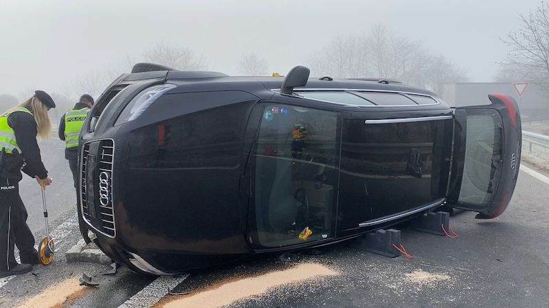 Řidička převrátila na dálnici D7 Audi Q7 | Stream