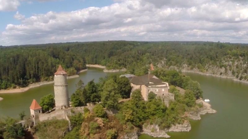 Majestátní hrad Zvíkov z ptačí perspektivy | Stream