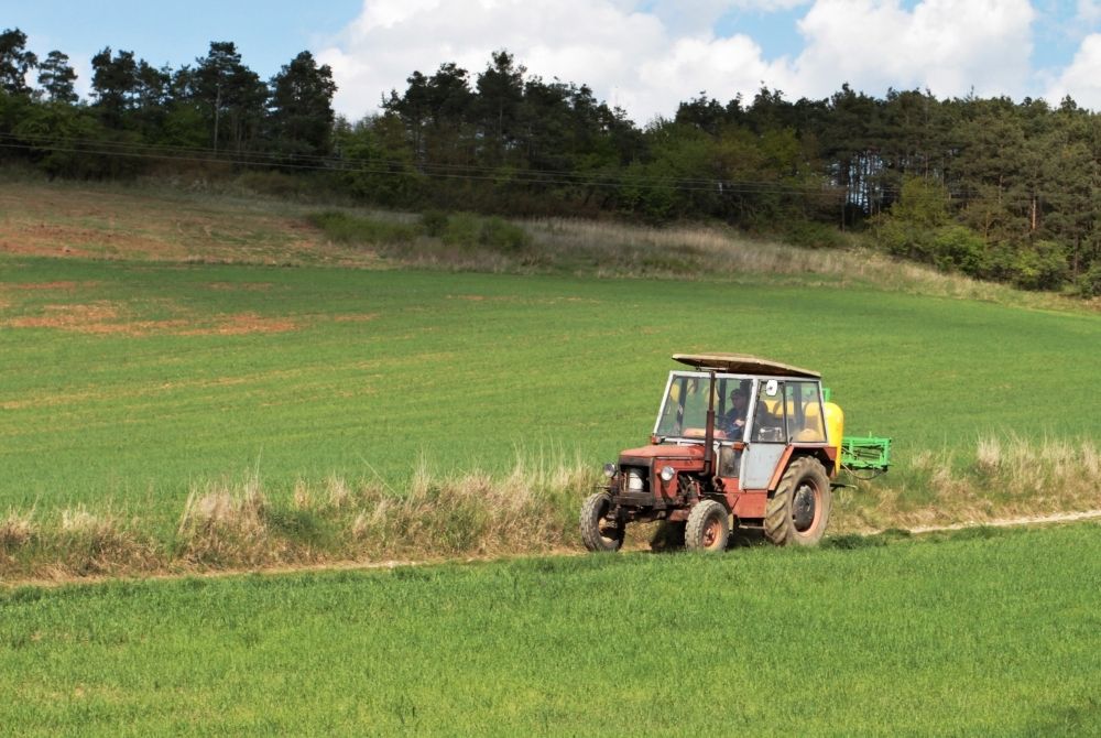 Se seniorem se převrátil traktor, muž na místě zemřel - Novinky