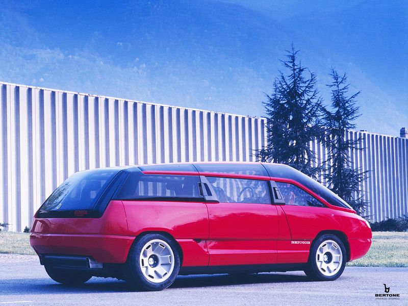 Bertone Genesis: koncept dvanáctiválcového MPV ohromil Turín před 30 ...