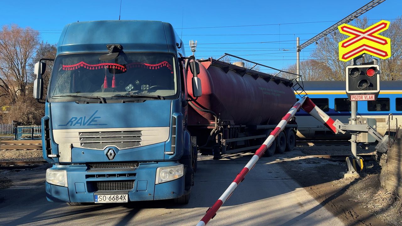 Cisterna uvízla na přejezdu na Berounsku. Narazil do ní vlak | Stream