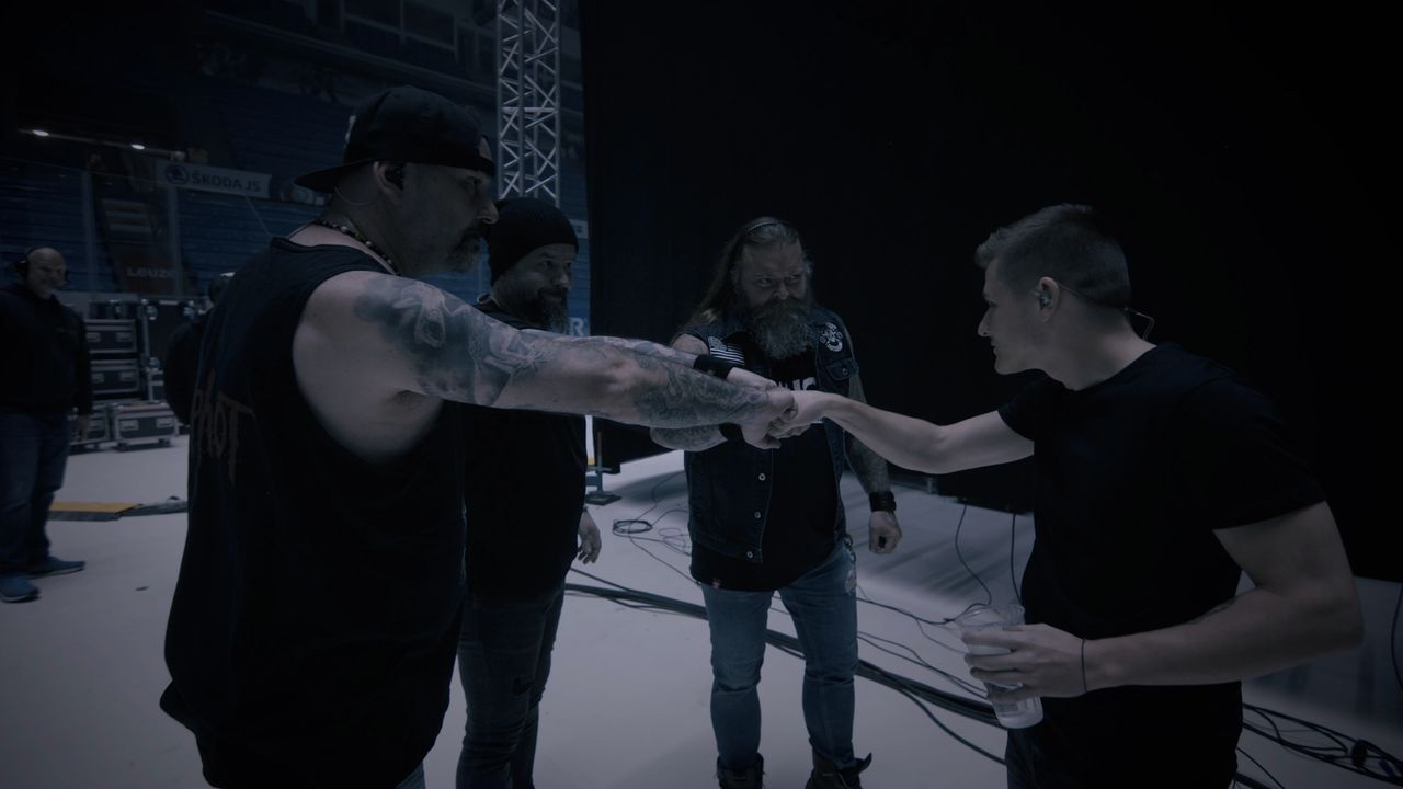 Skupina Škwor si v novém klipu užívá živé hraní | Stream