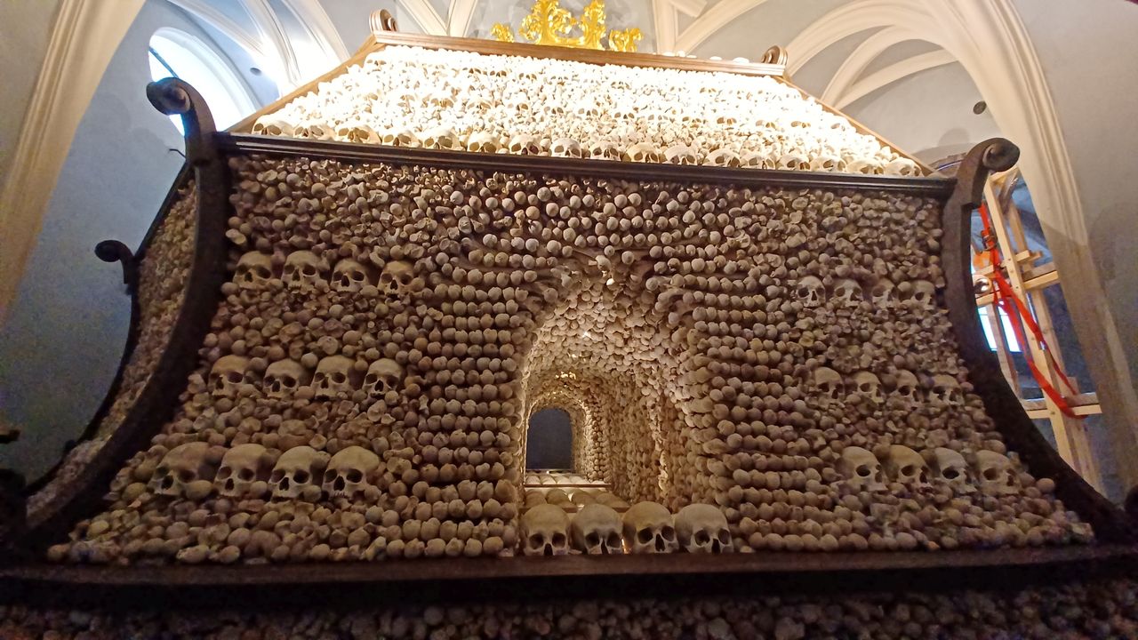 Kutnohorská kostnice zrekonstruovala pyramidu z lidských kostí | Stream