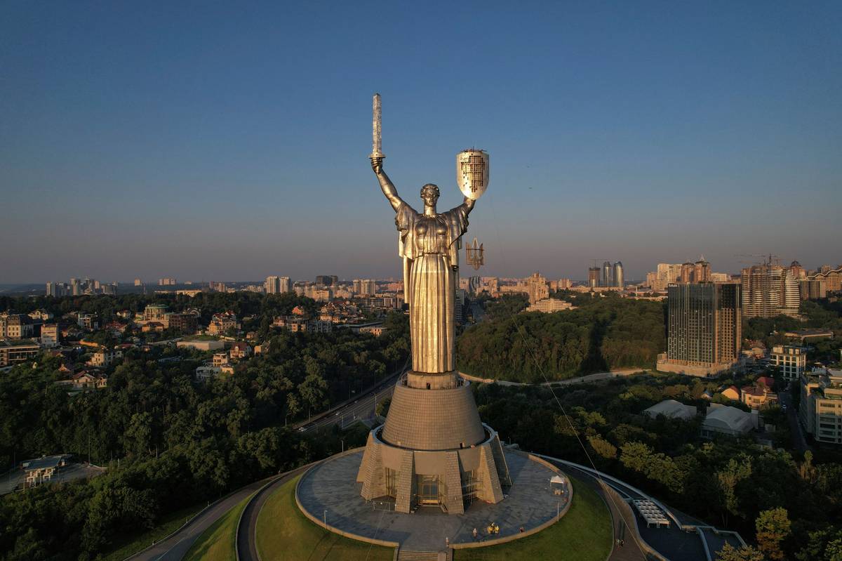 Foto: Na monumentu Matka vlast už visí ukrajinský trojzubec
