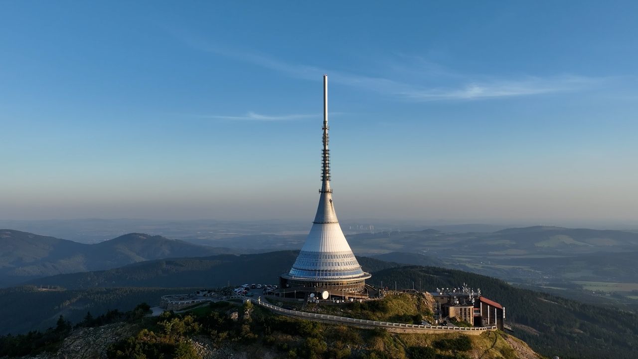 50 let hotelu a vysílače Ještěd. Odvážnou a nekonvenční stavbu tehdejší ...