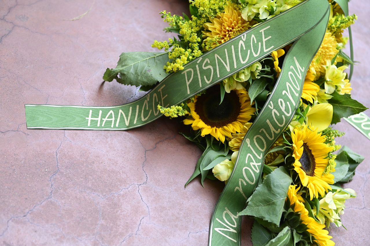 Poslední rozloučení s Hanou Zagorovou. Lidé stáli v dlouhé frontě | Stream