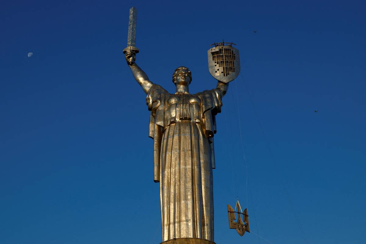 Foto: Na monumentu Matka vlast už visí ukrajinský trojzubec