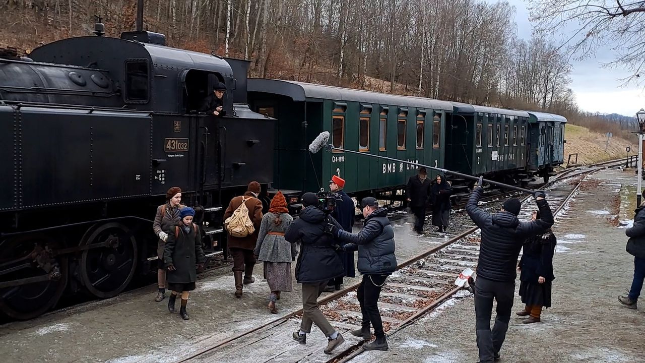 Děti zachraňují sestřeleného pilota. Filmaři natáčejí snímek Tichá ...