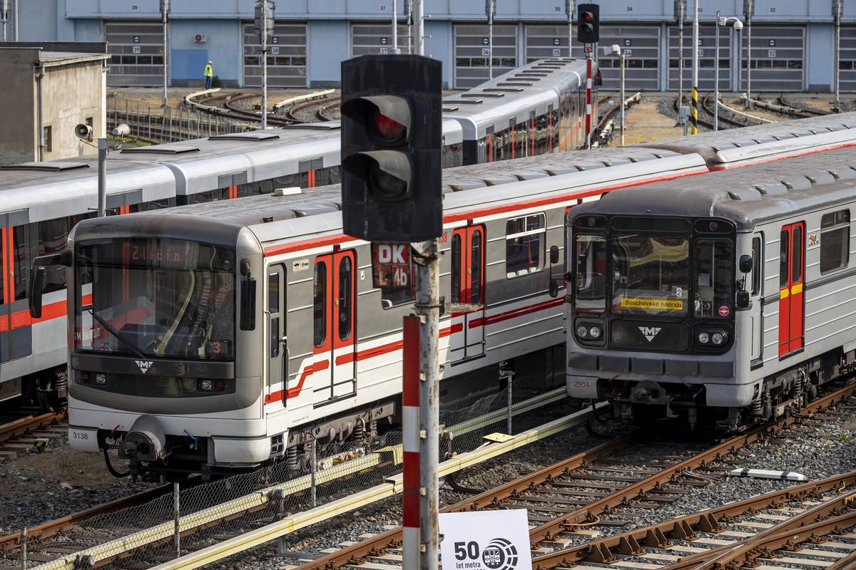 Foto: Výročí 50 let metra. Dopravní podnik ukázal všechny pražské soupravy