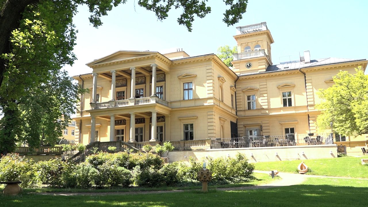 Jako na italském předměstí. Kolem honosné Lannovy vily chodila smetánka ...