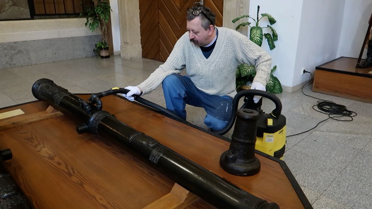 Muškety, přilby, hákovnice. Údržba unikátní plzeňské zbrojnice, to je ...