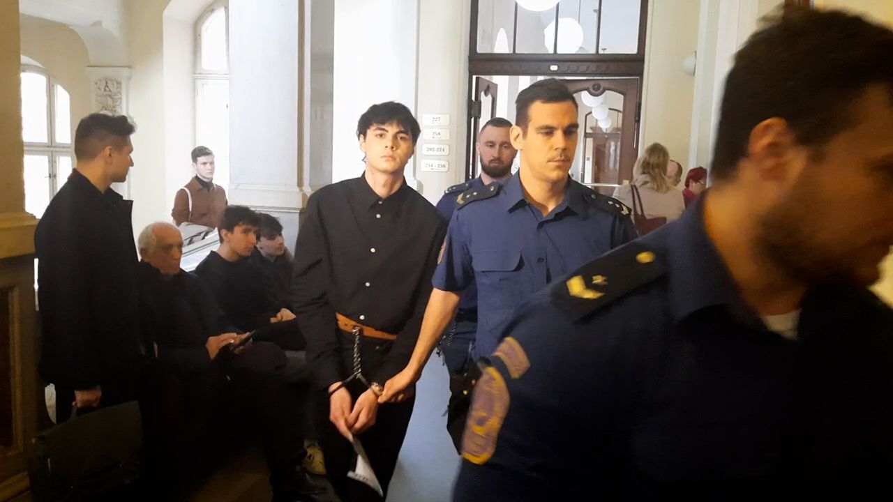 Zabil kamarádku, pobodal její rodiče, dostal 18,5 roku | Stream