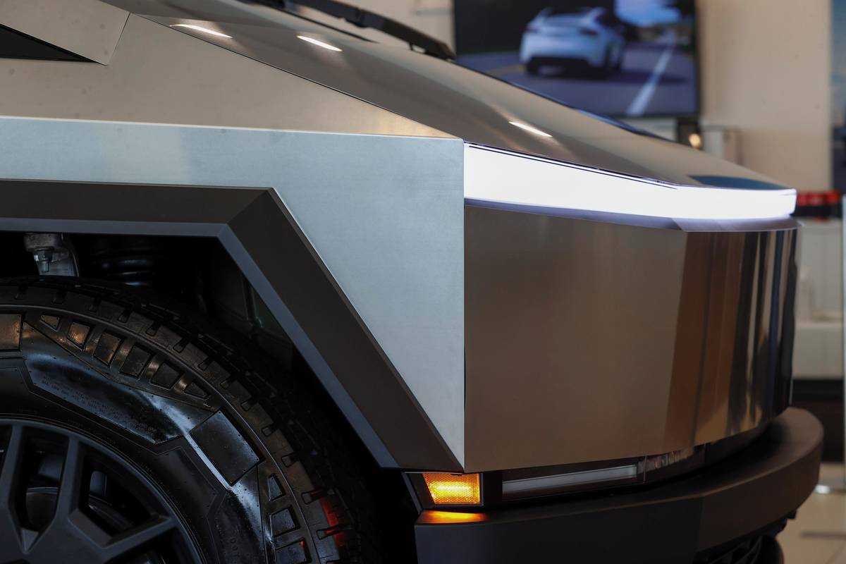 Foto: Cybertruck dorazil do Prahy, unikátní tesla naživo nepřestává ...