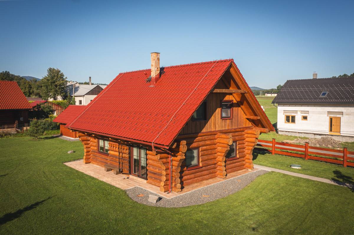 Foto: Malý srub 3+kk si nechal pro sebe a dceru postavit v srdci Beskyd