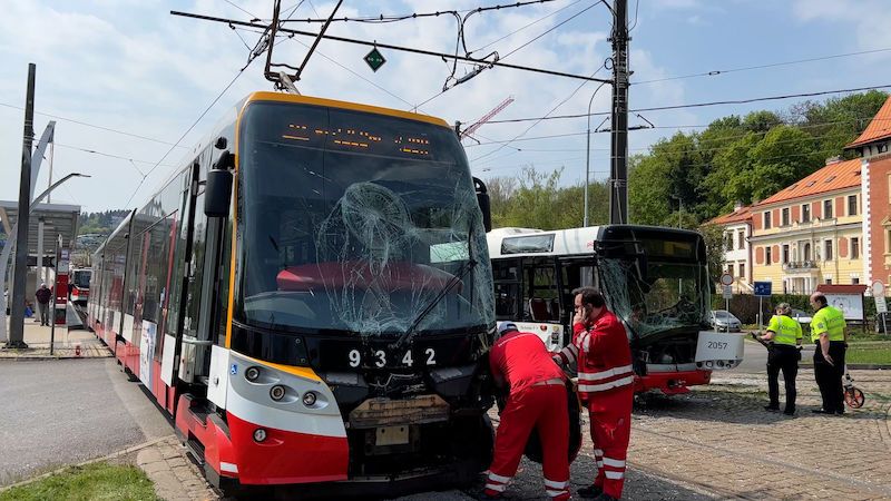 V Praze se srazila tramvaj s autobusem, jeden zraněný | Stream