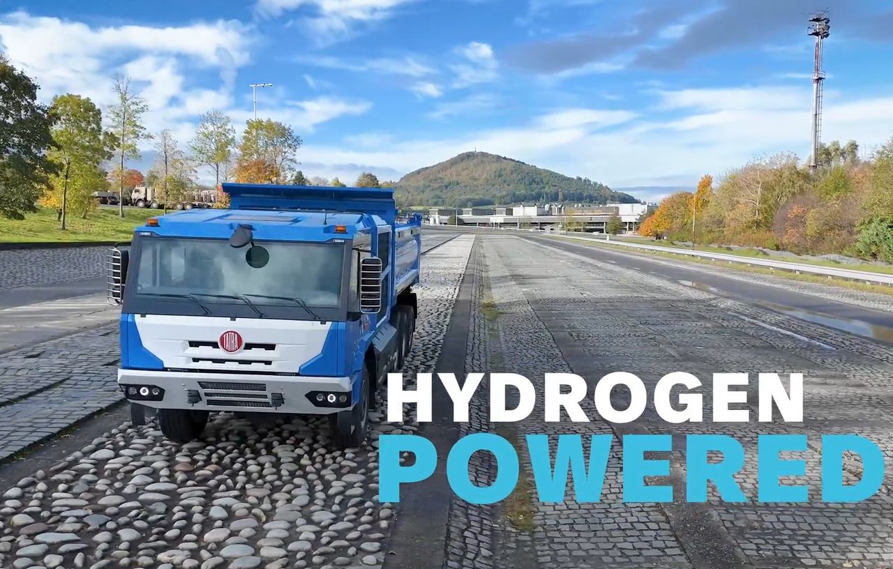 Vodíková Tatra Force e-Drive se předvádí v pohybu, terén zvládá jako ...