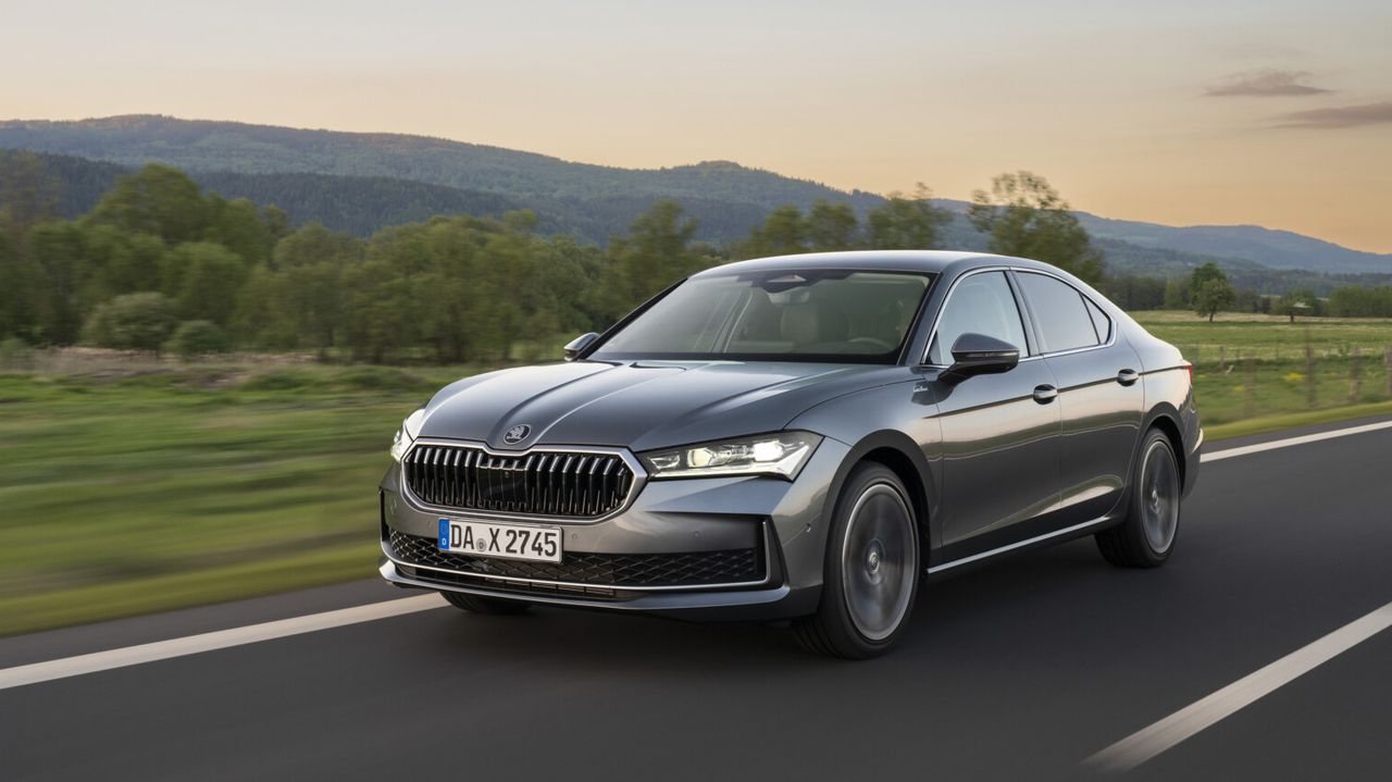 Za volantem nové Škody Superb ve formě vrcholné limuzíny: Vlajková loď ...