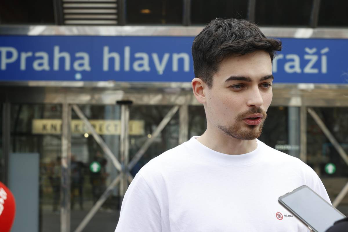 Foto: Rozhoduje každý hlas. Plný vlak studentů vyrazil z Prahy volit ...