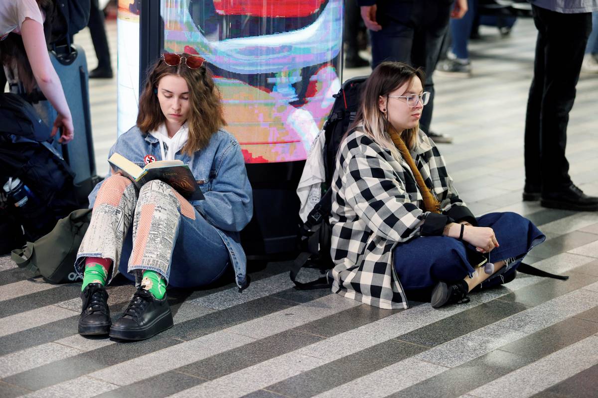 Foto: Rozhoduje každý hlas. Plný vlak studentů vyrazil z Prahy volit ...