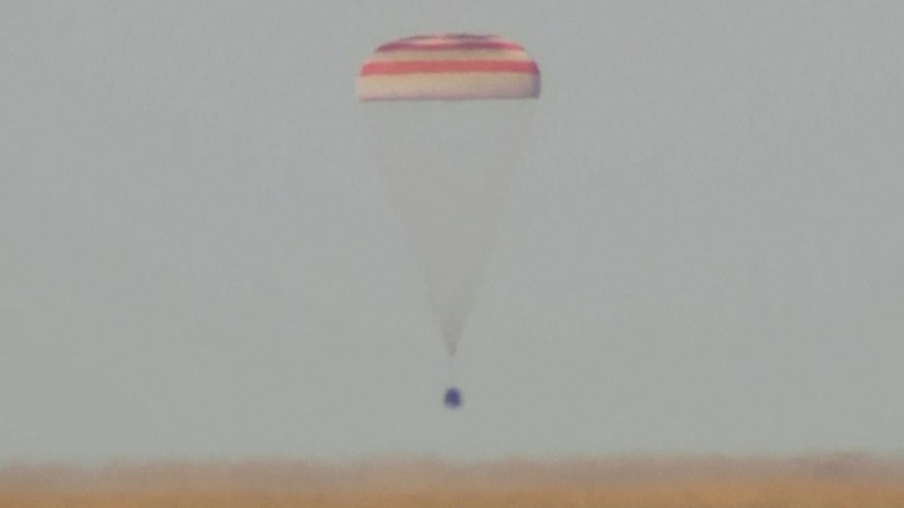 Ve stepi v Kazachstánu přistáli tři ruští kosmonauti, vrátili se z ISS ...