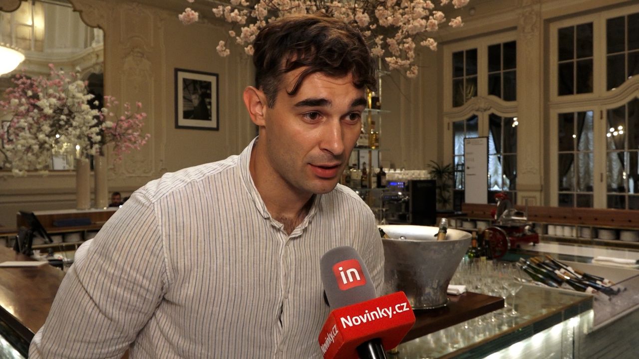 Herec Adam Vacula přešel z dobového seriálu do sci-fi. Technologie mě ...