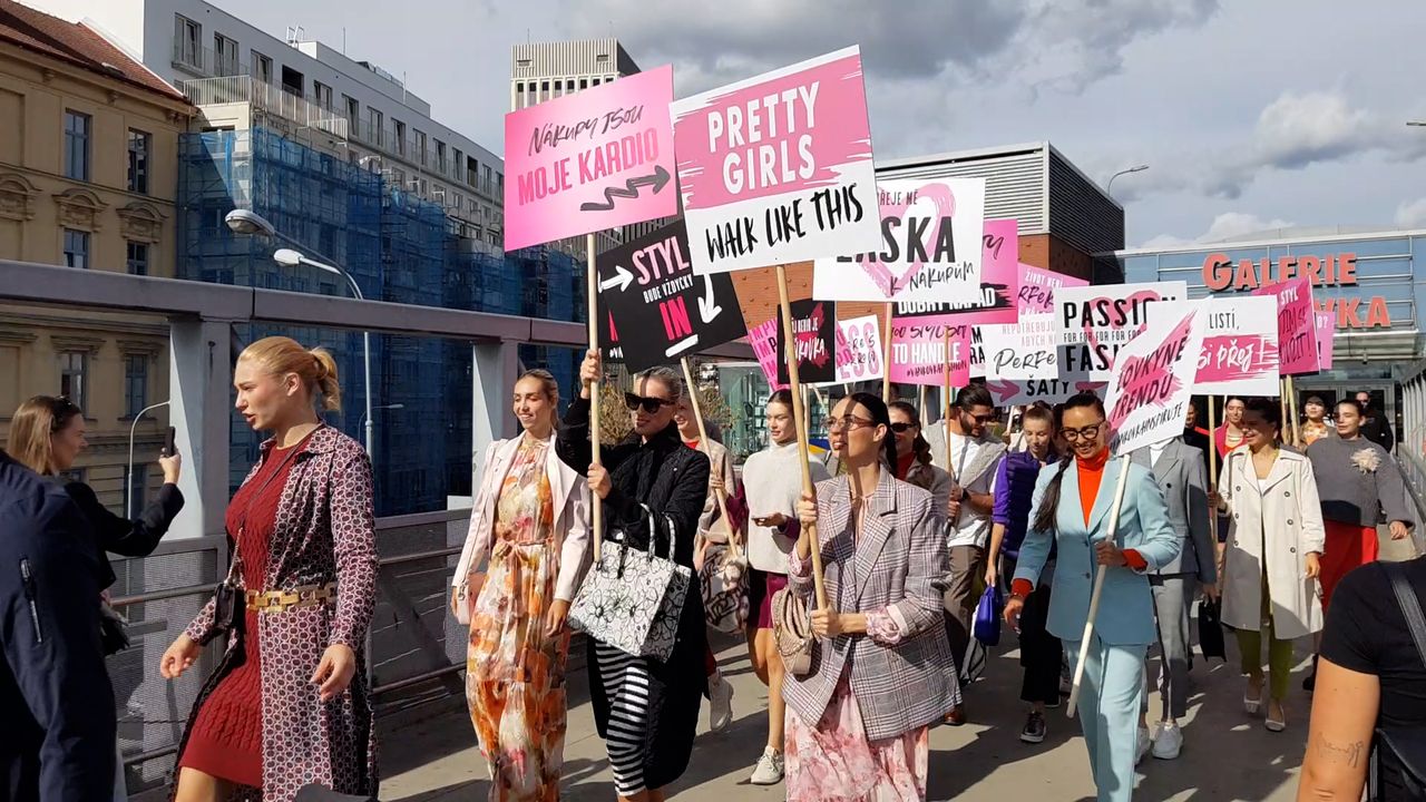 Modelky a modelové se předvedli nejen v brněnské šalině | Stream