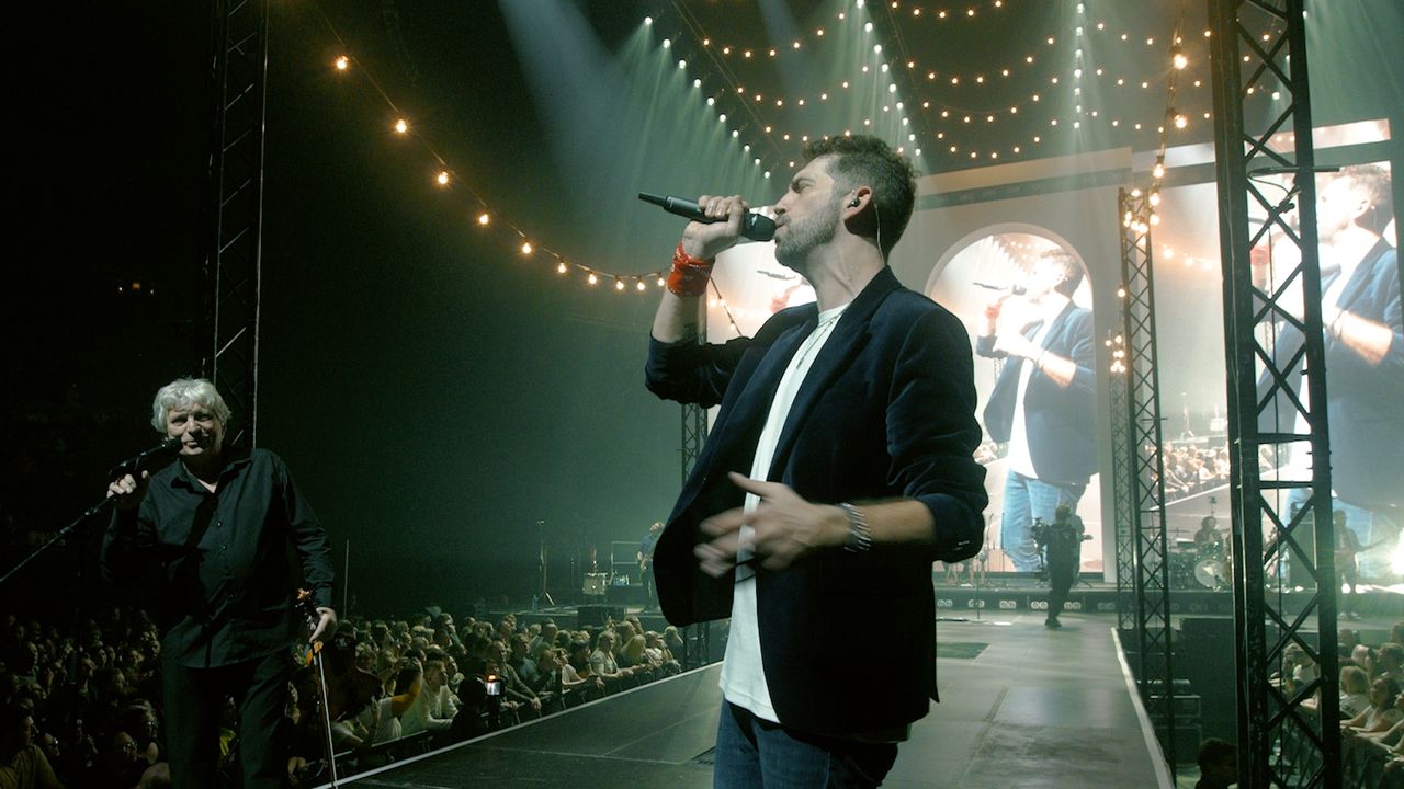 Jelen vzpomíná na vyprodanou halu v klipu k písni Miluju tě | Stream