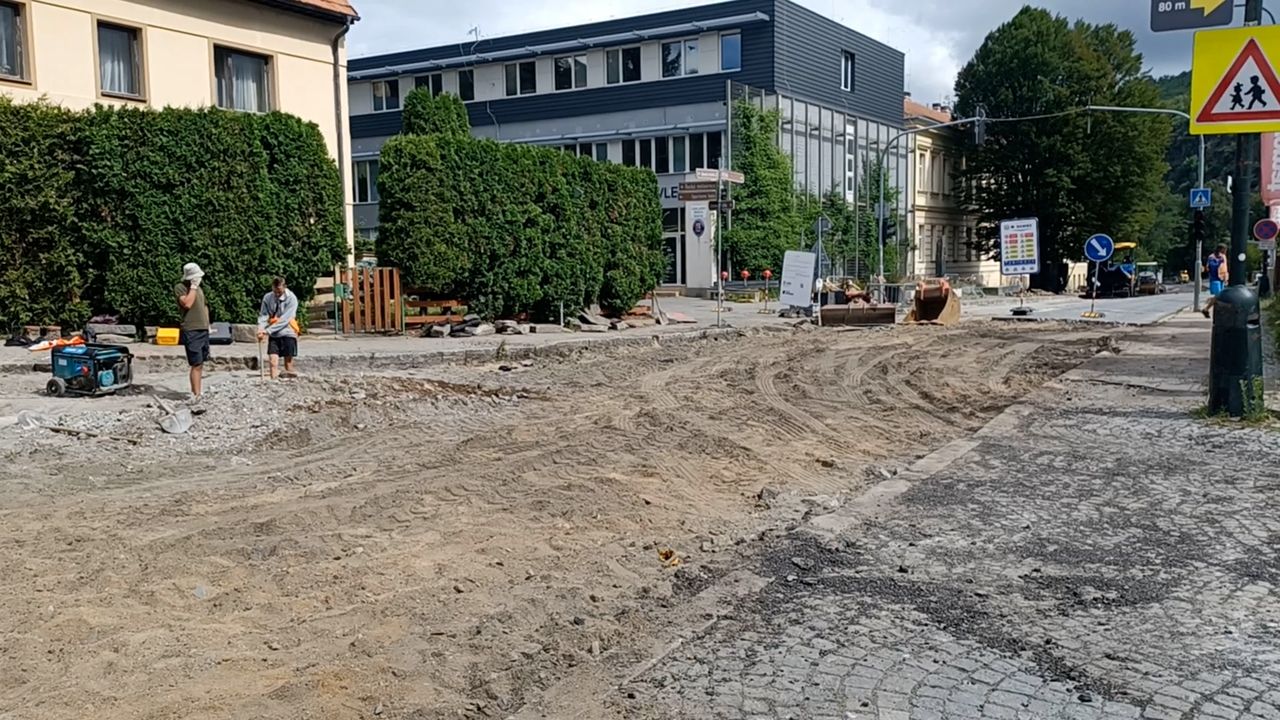 Silničáři uzavřeli v Davli hlavní tepnu na Slapy. Horší než lockdown, bojí se živnostníci | Stream