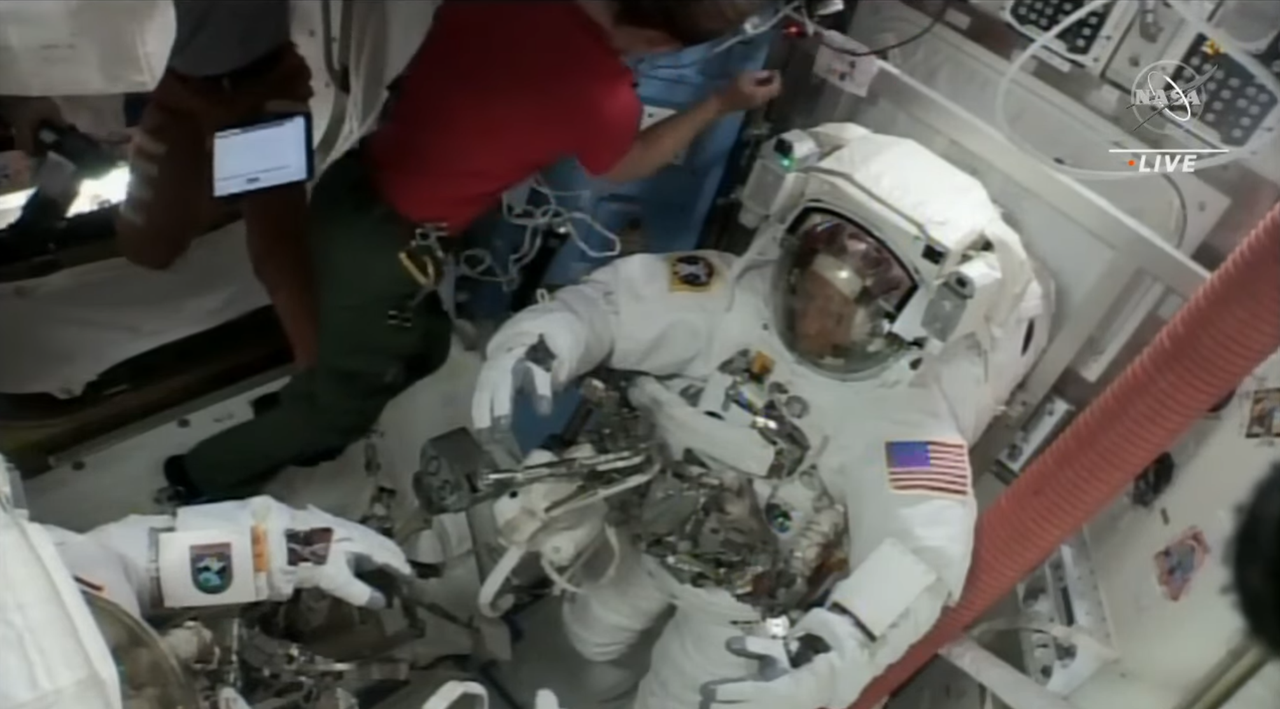 Američtí astronauti vystoupili z paluby ISS. Venku na orbitě mají ...