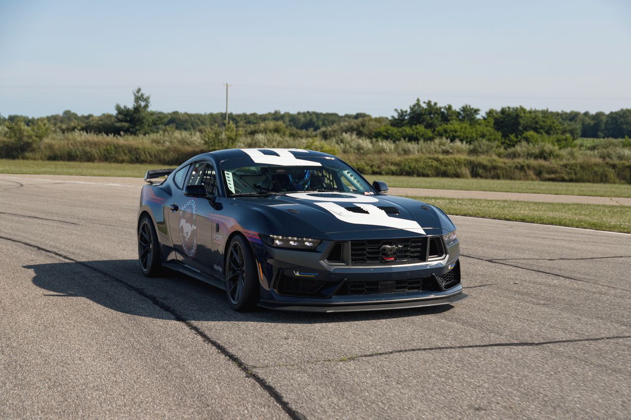 Ford Mustang dovedený do extrému. Dark Horse R už na silnice nesmí | Stream