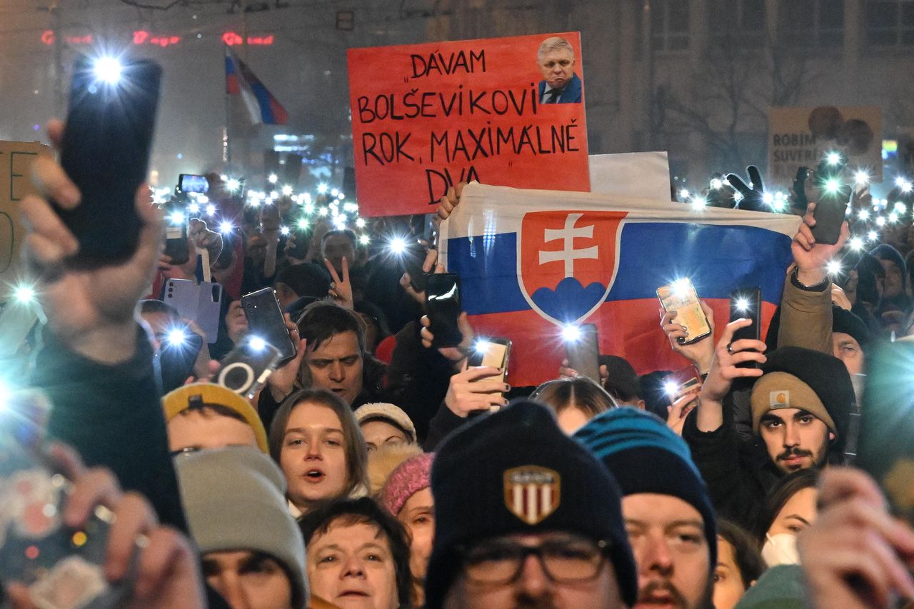 Tisíce lidí vyrazily do ulic slovenských měst na protest proti vládě ...