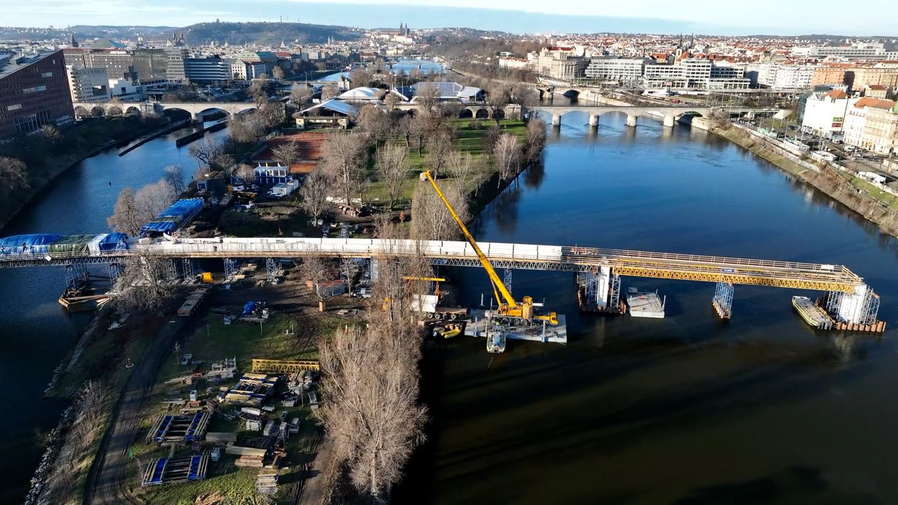 Pohledy ze země i z ptačí perspektivy: Takto roste Štvanická lávka | Stream