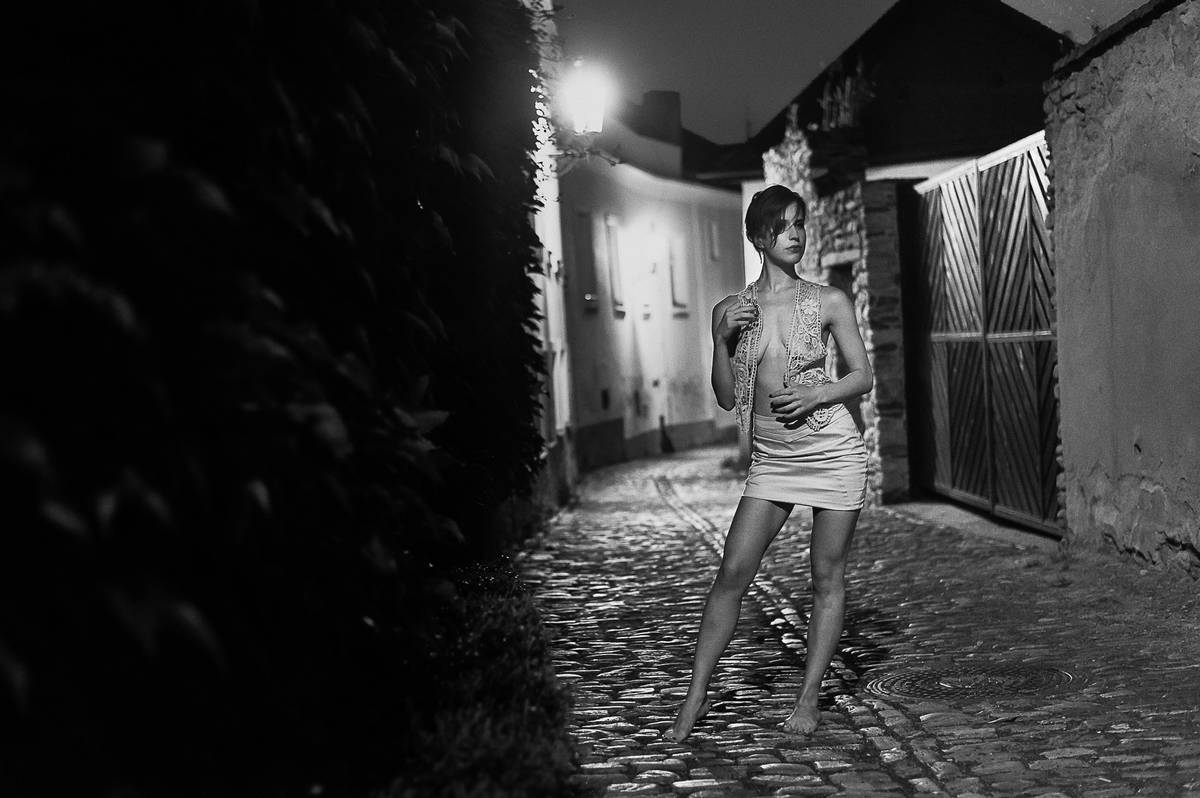 Foto: Ženská nahota objevovaná v kutnohorských uličkách