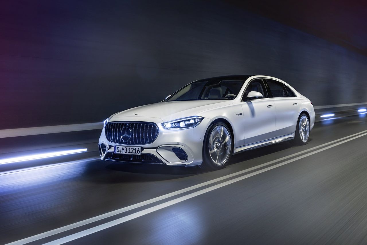 Vlajková loď Mercedesu-AMG je tu. Třída S 63 ohromuje výkony | Stream
