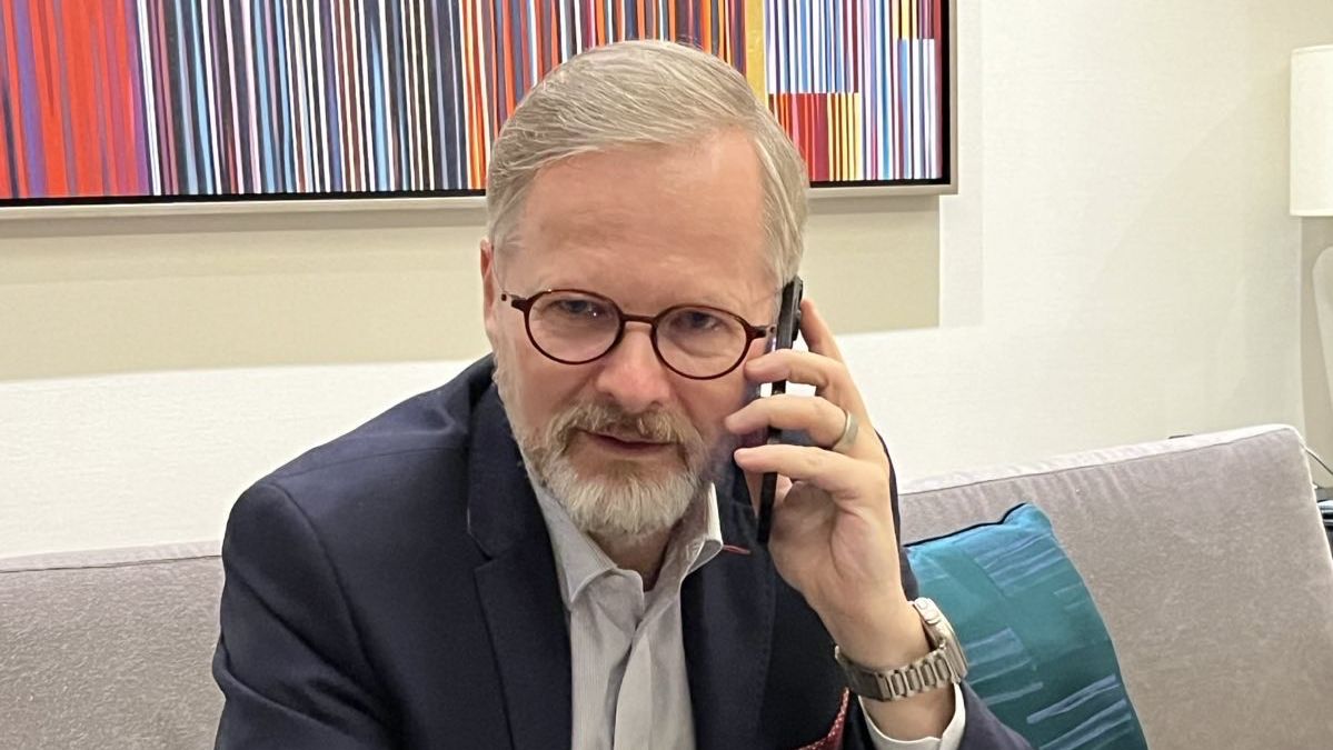 Seriál Tučňák na Max s Colinem Farrellem | RECENZE