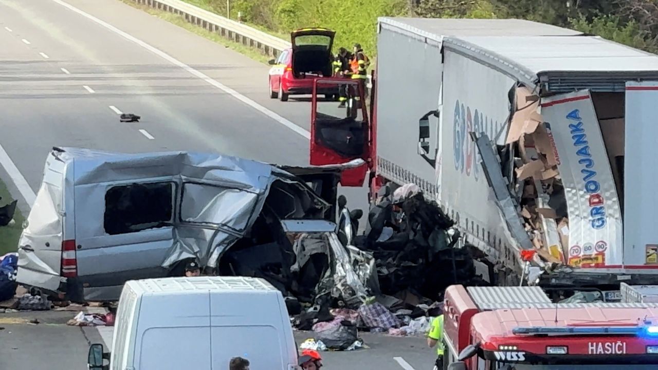 Tragická nehoda v koloně na D2 před Brnem. Tři mrtví včetně dítěte | Stream