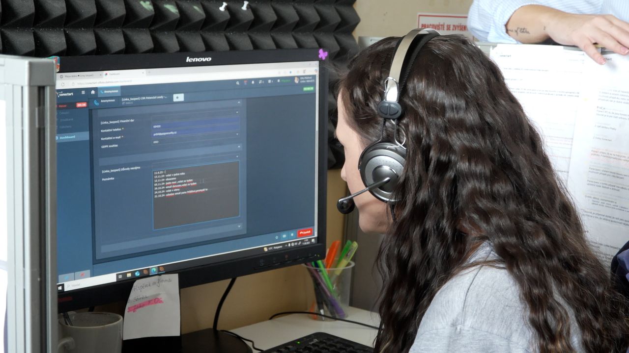 Za mřížemi, ale s užitečnou prací. Call centrum dává odsouzeným ženám naději i smysl života | Stream