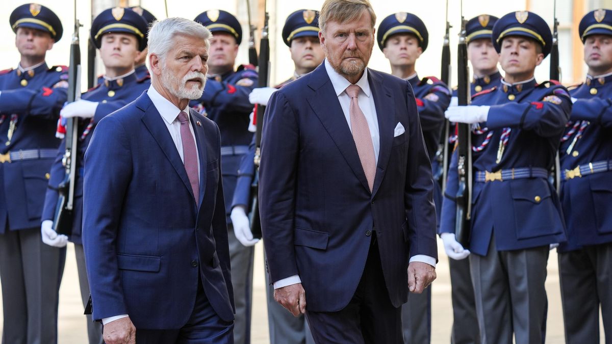 Pilotoval sám král. Prezident Pavel přijal nizozemský královský pár - Novinky