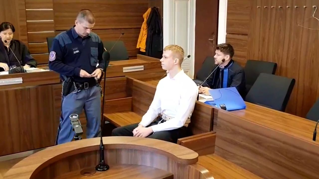 Za bezdůvodné pobodání taxikáře snížil soud mladíkovi trest | Stream