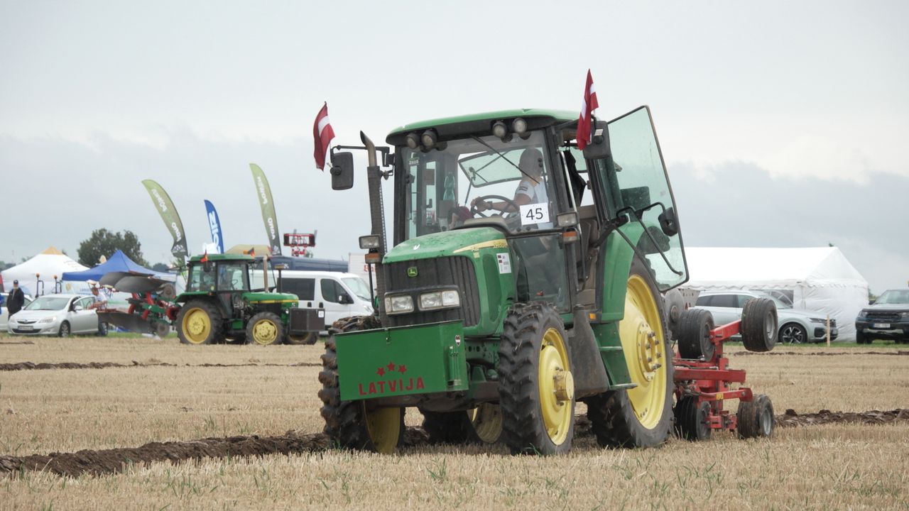 Traktory s pluhy v akci. Na polích u Prahy se hledá letošní nejlepší ...