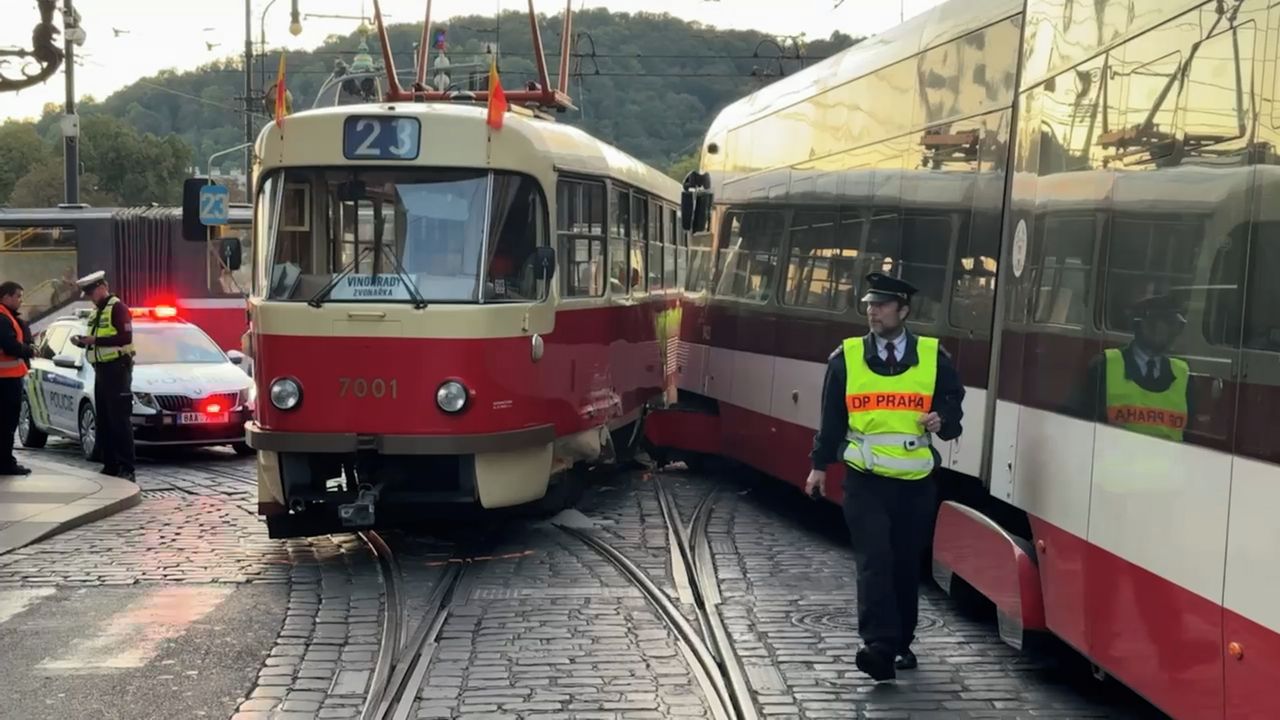V centru Prahy se srazily tramvaje | Stream