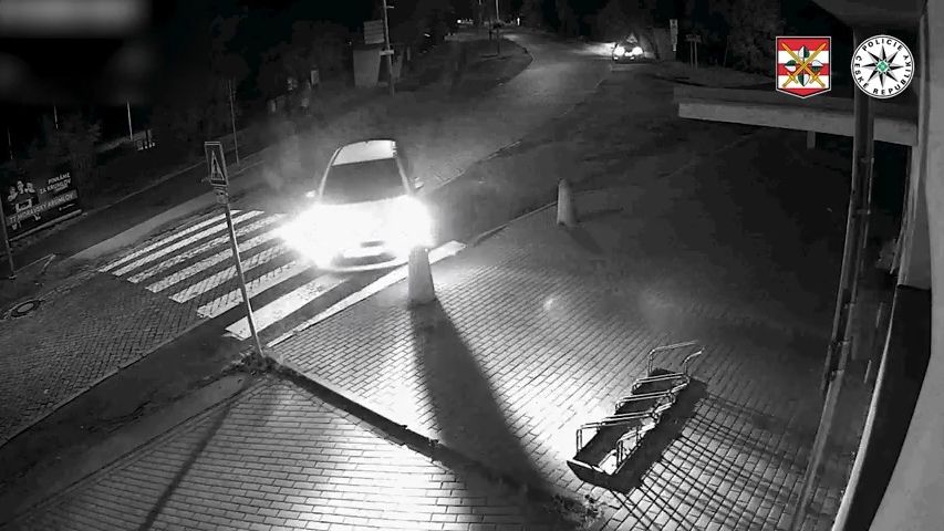 Opilá řidička na Znojemsku vjela s autem na chodník, těsně minula dva ...