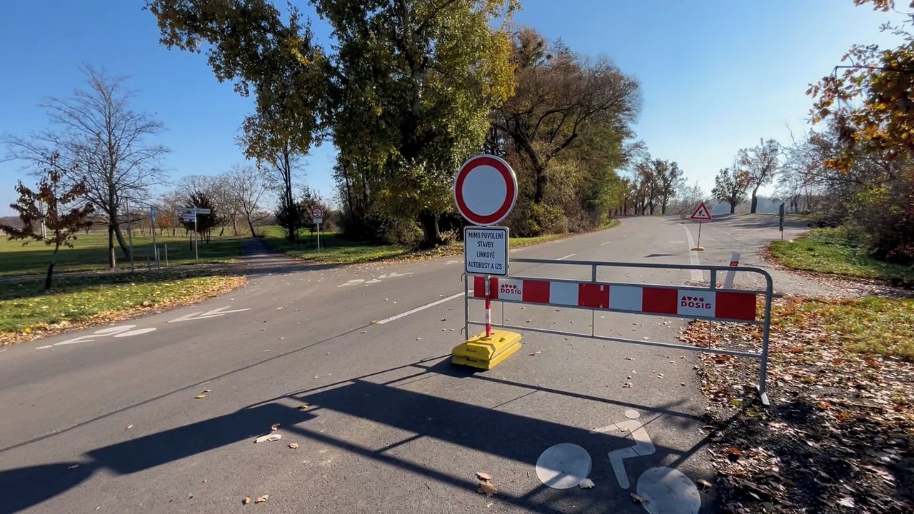 Silnice z Břeclavi do Lednice je neprůjezdná. Řidiči jezdí i do zákazu ...