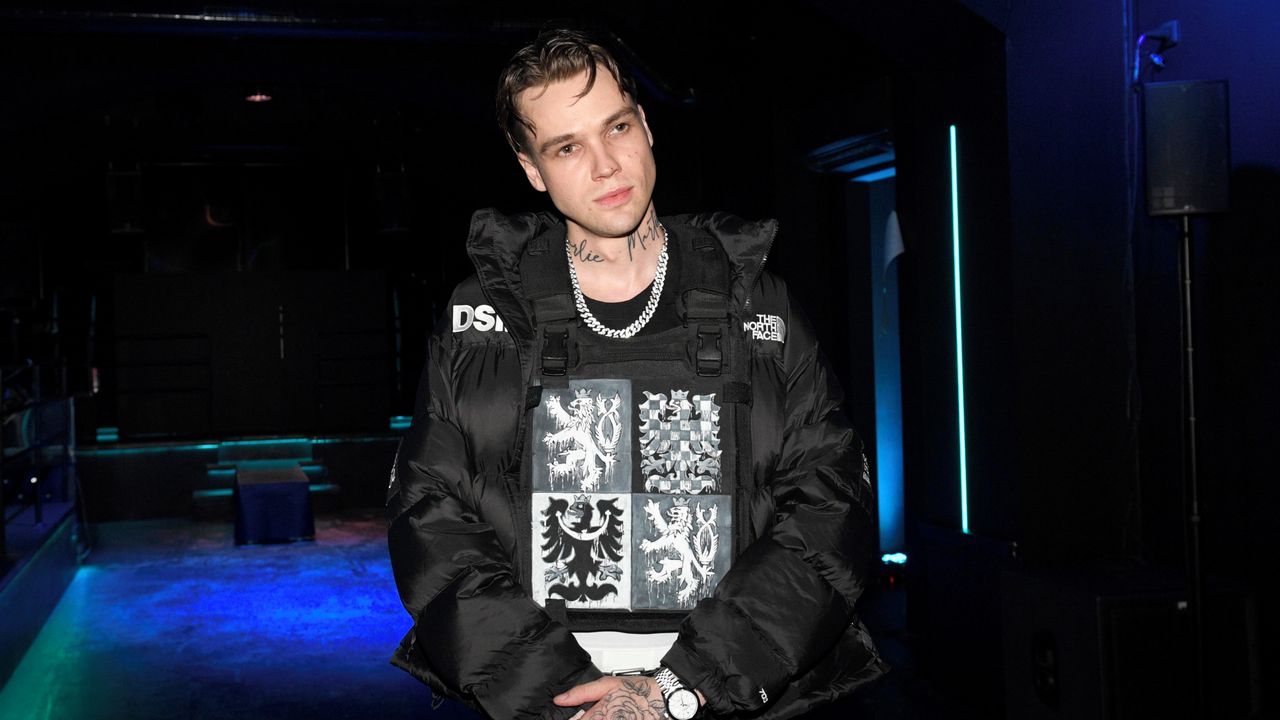 Mikolas vydal druhé album, na koncerty si půjčil členy kapely Taylor ...