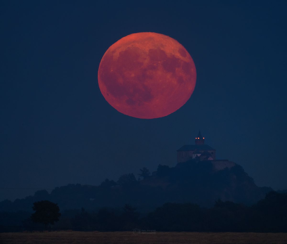 K astronomii ho přivedla babička, teď fotí komety a polární záře - Novinky