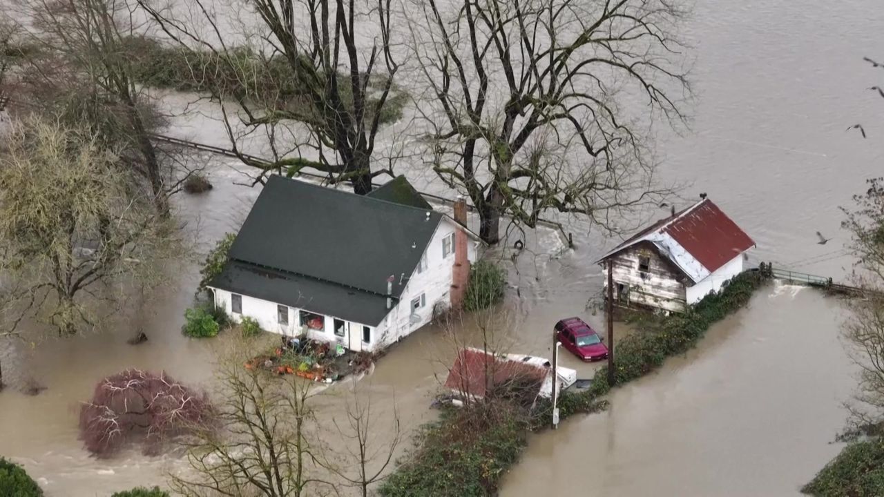 Lijáky a povodně. Západ USA a Kanady sužuje „ananasový expres“ | Stream