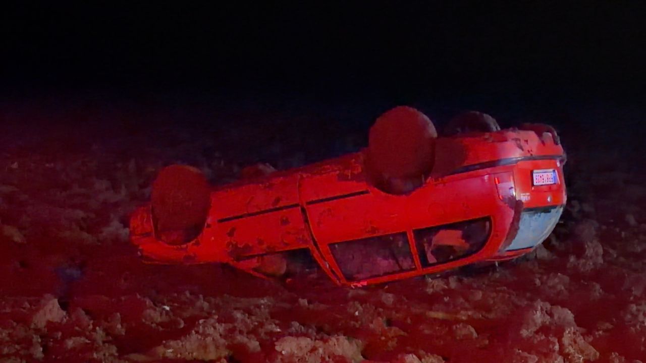 Řidič vylétl s autem ze silnice, zásah u Horoměřic komplikovalo bahno ...